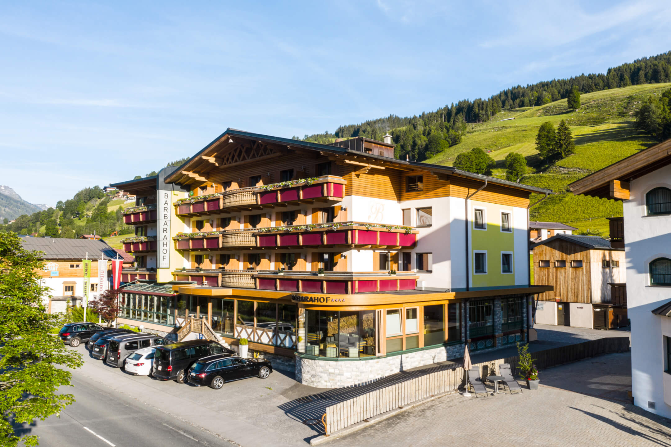 🏡 „Daheimsein auf Zeit“ im 4-Sterne Barbarahof Saalbach 🌟